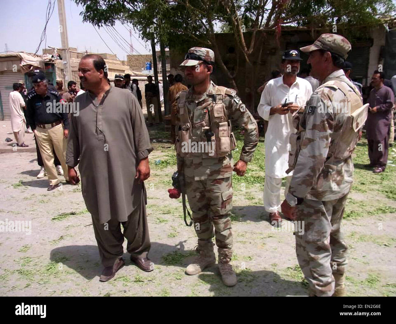 Sibi, Pakistan. 26th Apr, 2015. Pakistani soldiers cordon off the blast ...