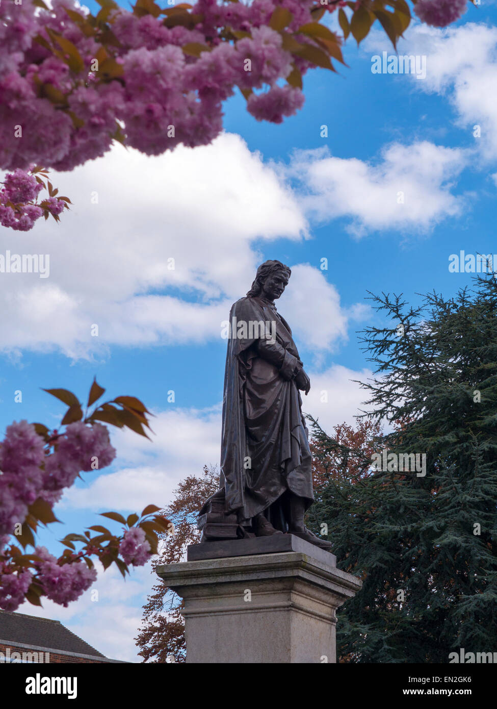 Isaac newton statue hi-res stock photography and images - Alamy