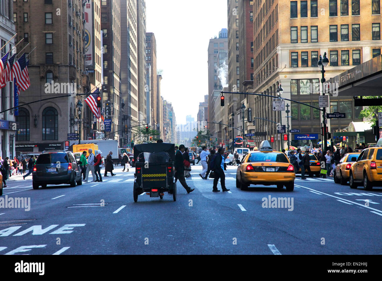 Fifth ave intersection hi-res stock photography and images - Alamy