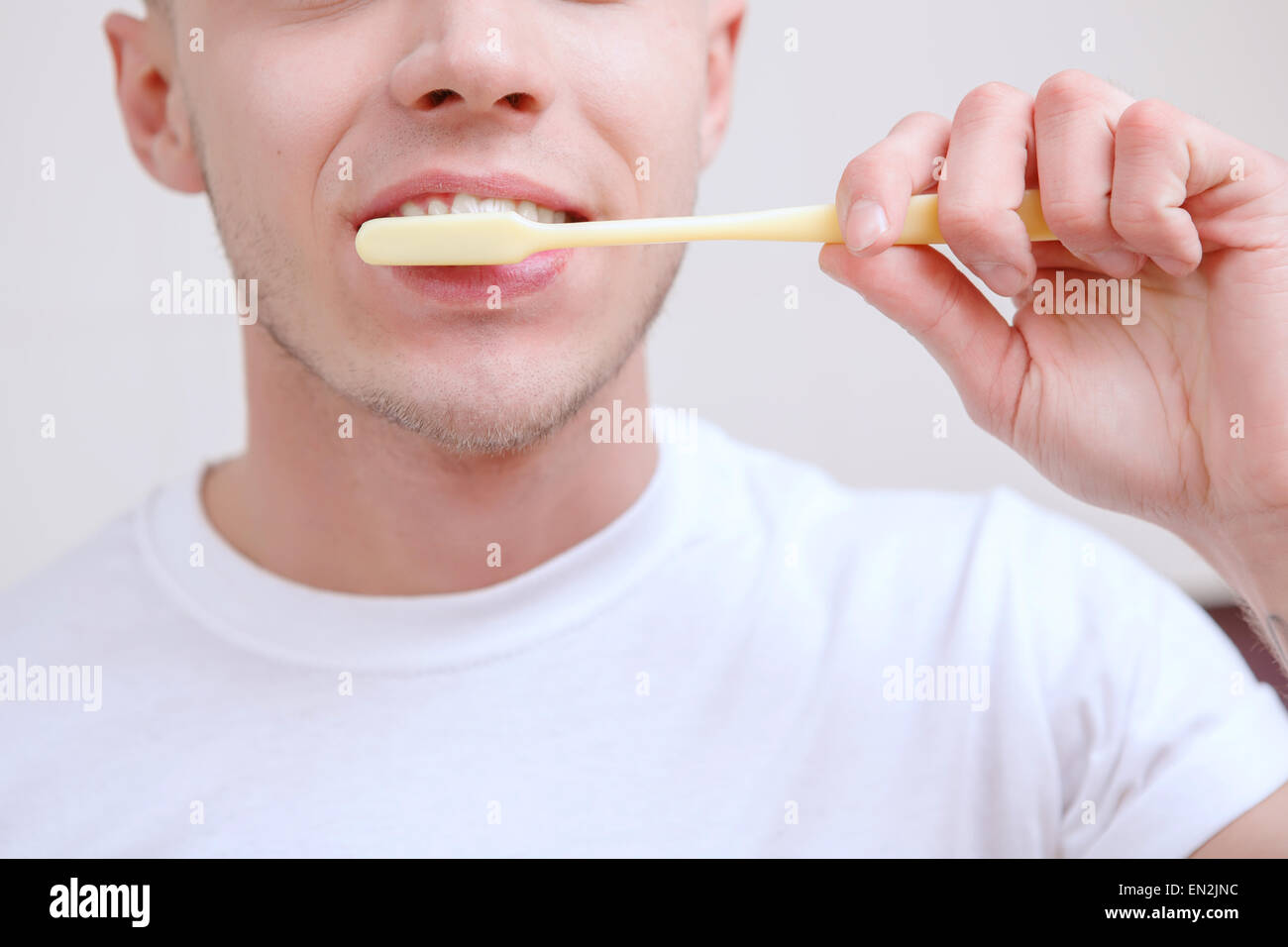 Young man cleaning his teeth Stock Photo - Alamy