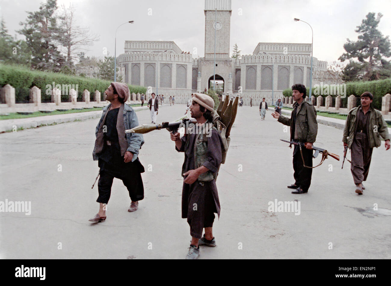 Afghan mujahideen fighters with Jamayat-E-Islami enter the Presidential ...