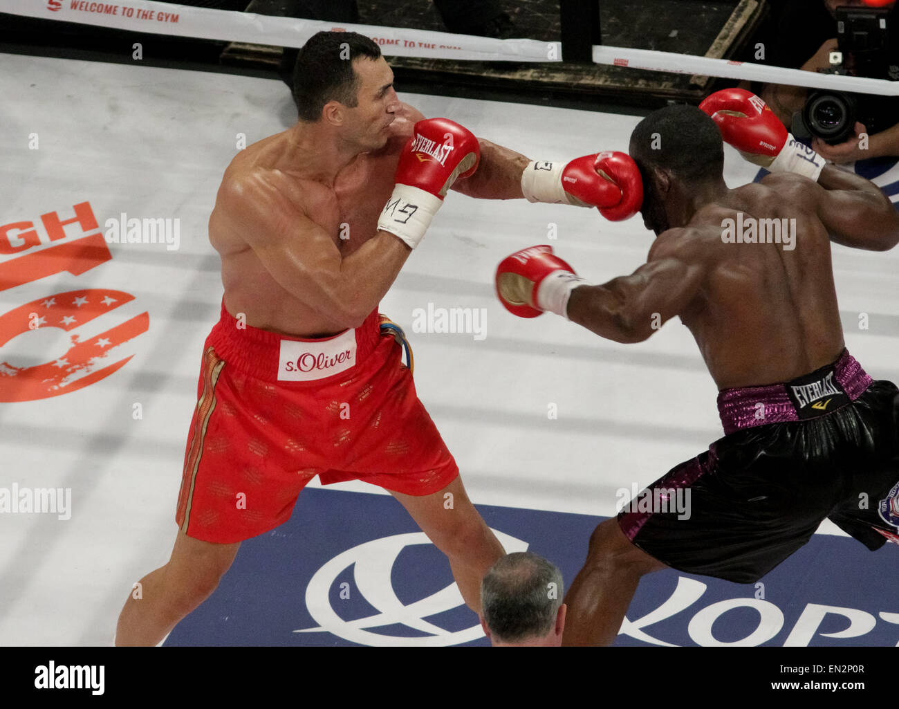 New York, New York, USA. 25th Apr, 2015. WLADIMIR KLITSCHKO (red trunks ...