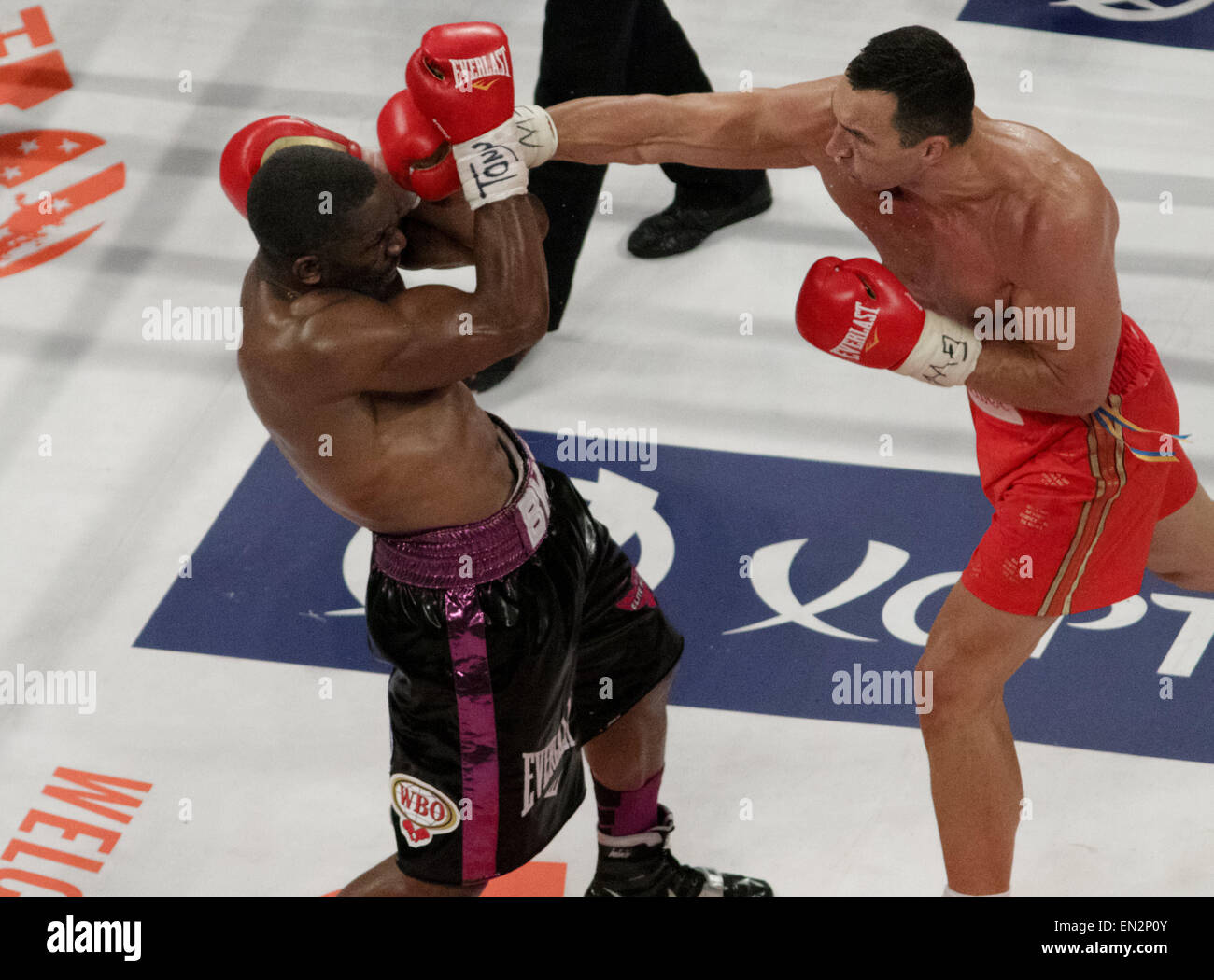 New York, New York, USA. 25th Apr, 2015. WLADIMIR KLITSCHKO (red trunks ...