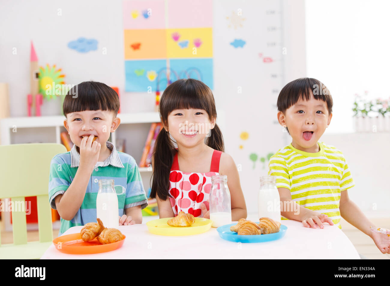 Children eating lunch at kindergarten hi-res stock photography and ...