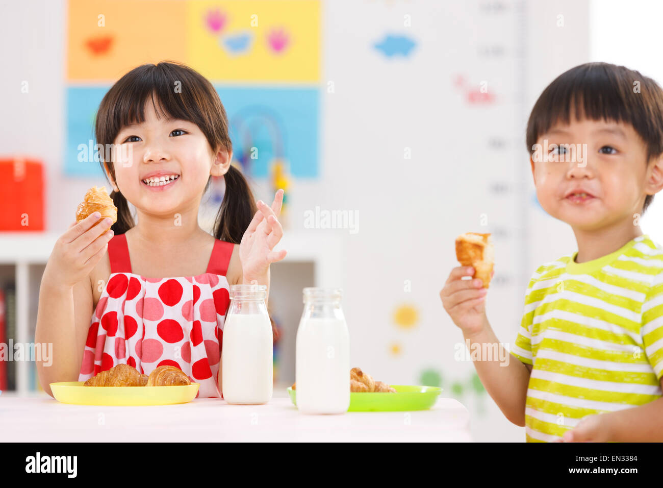 Kindergarten children at breakfast Stock Photo - Alamy