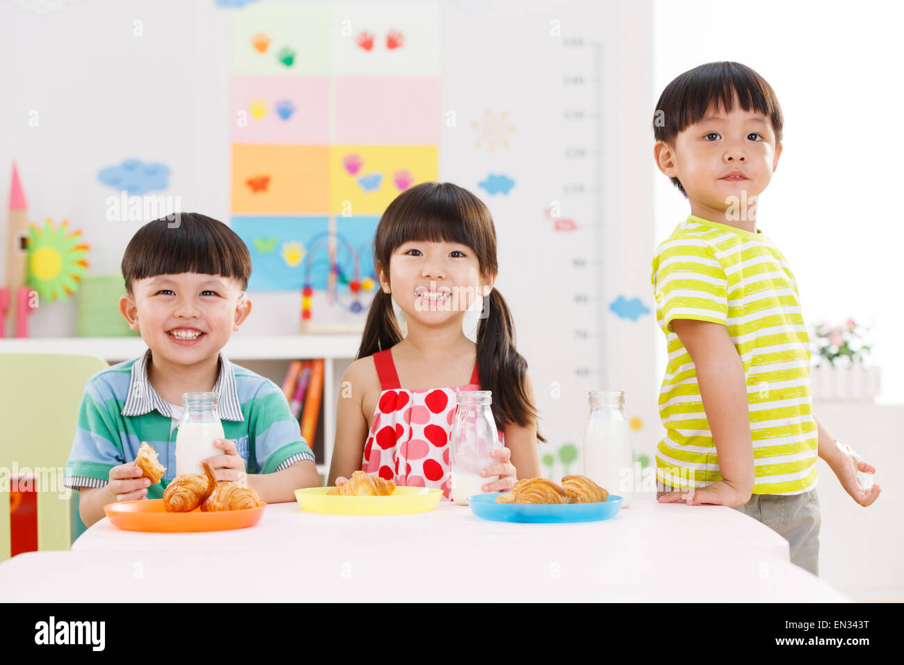 Children eating breakfast at school hi-res stock photography and images ...