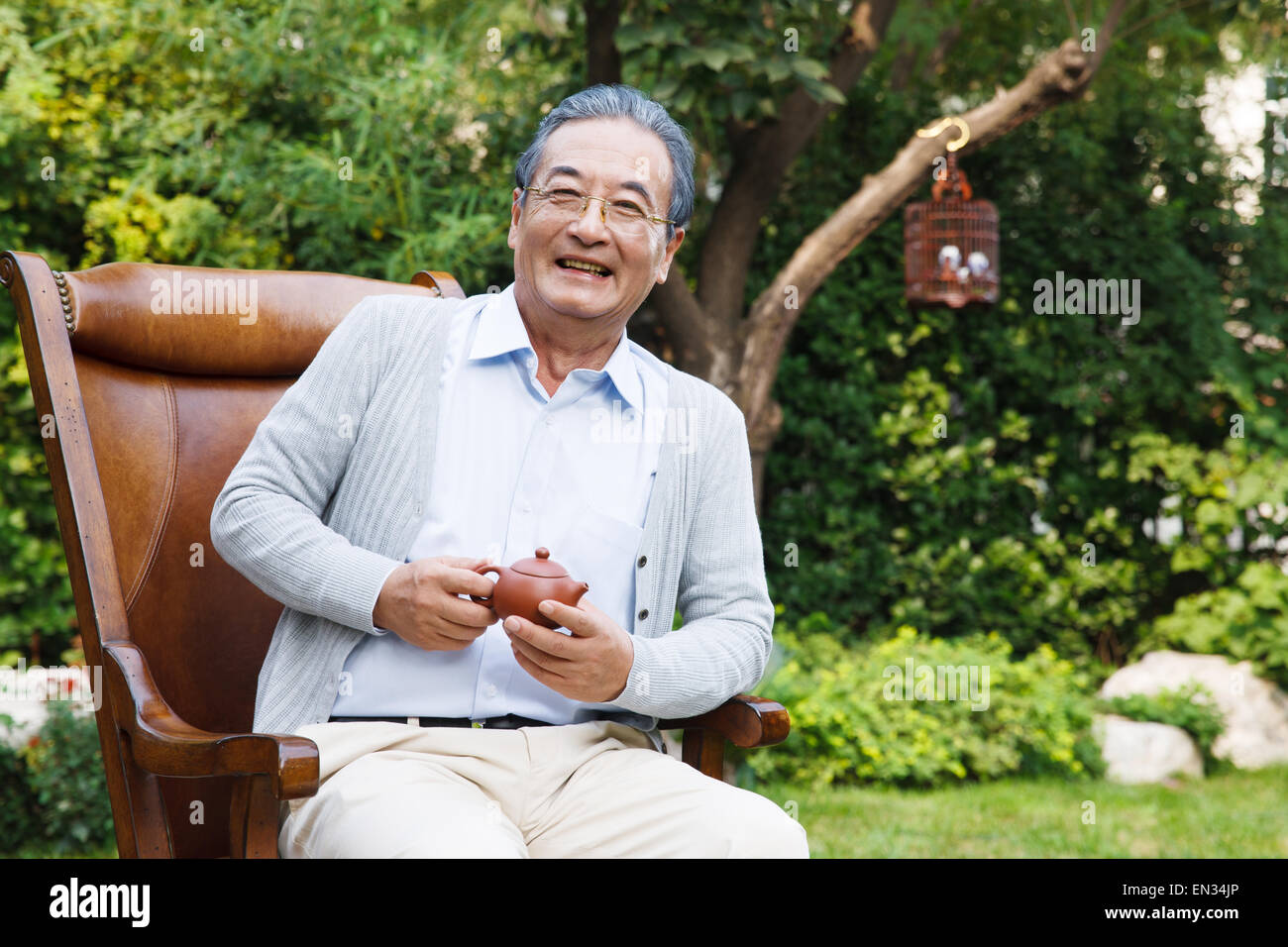 Old man sitting in chair hi-res stock photography and images - Alamy
