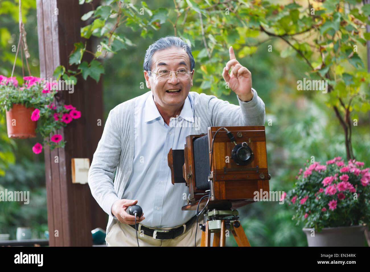 Old fashioned camera hi-res stock photography and images - Alamy