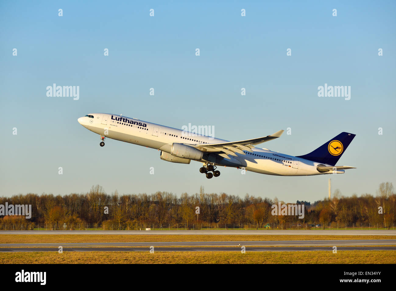 Side view airbus a340 600 taking off hi-res stock photography and ...