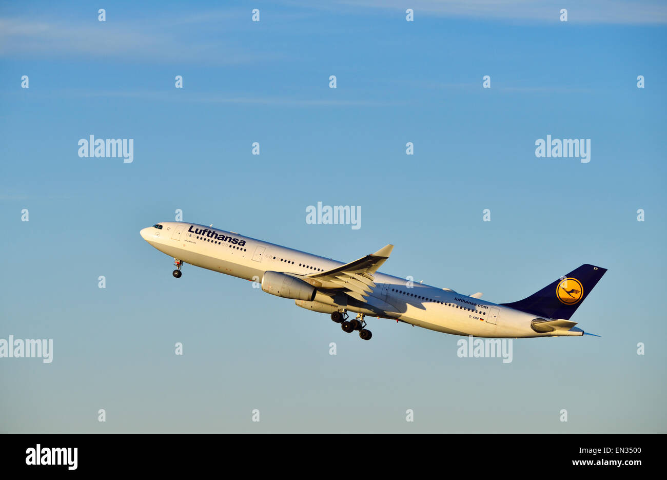 Side view airbus a340 600 taking off hi-res stock photography and ...