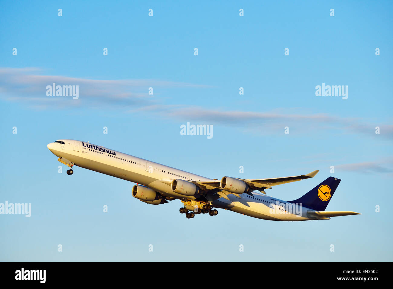 Side view airbus a340 600 taking off hi-res stock photography and ...
