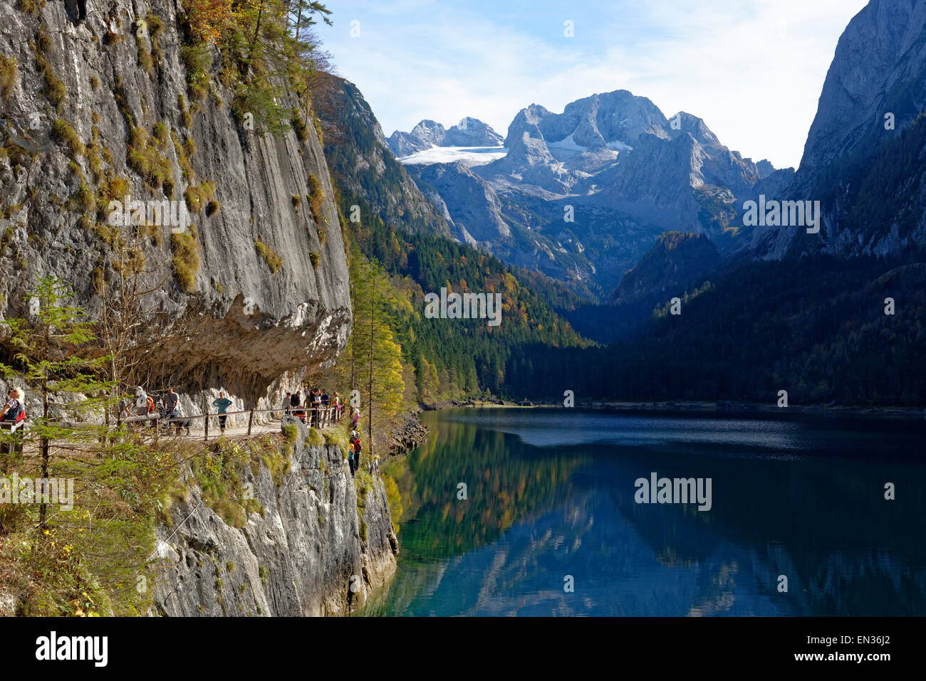 Vorderer Gosausee lake with fixed rope route, Dachstein behind ...
