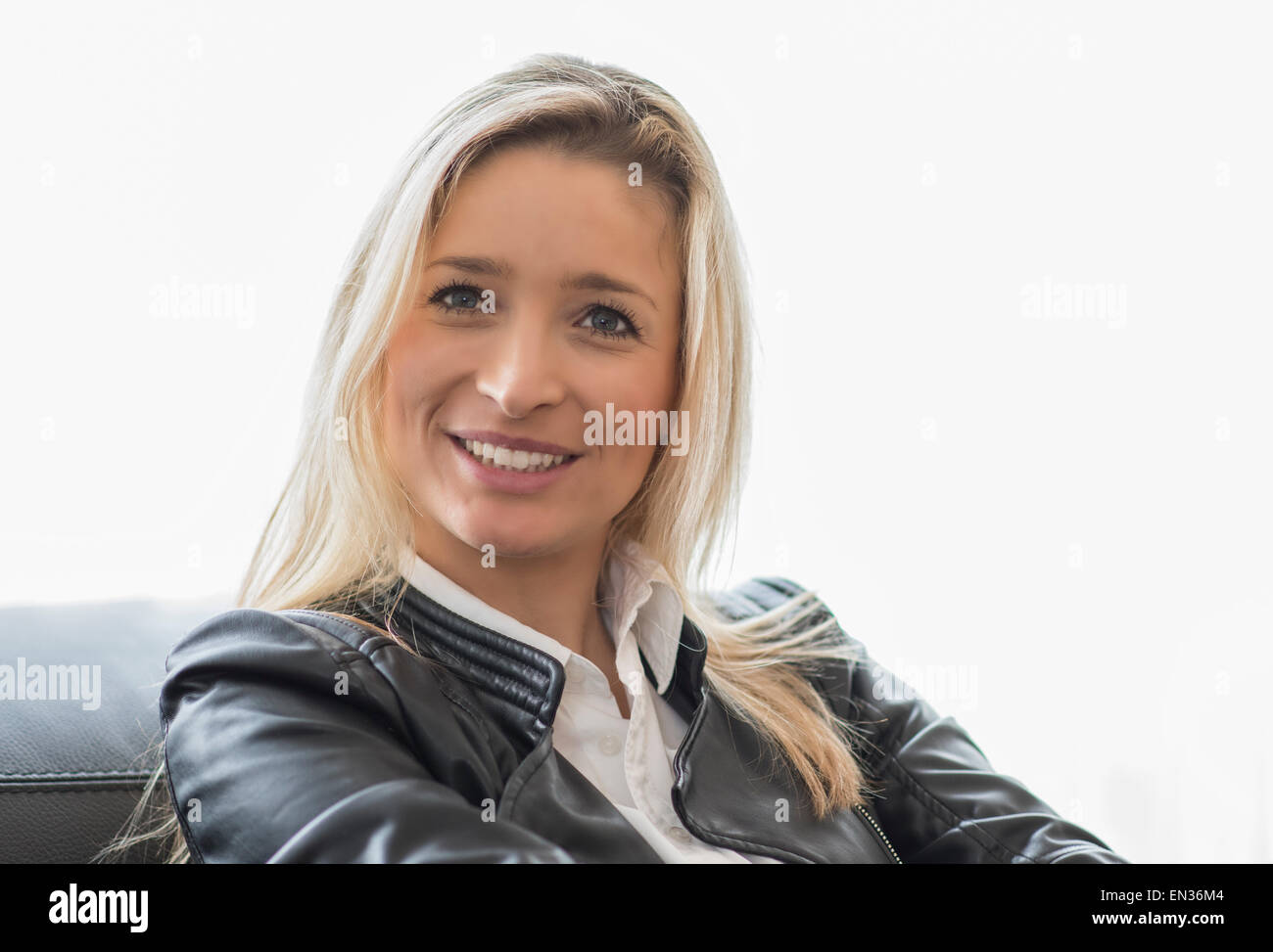 Woman smiling portrait hi-res stock photography and images - Alamy