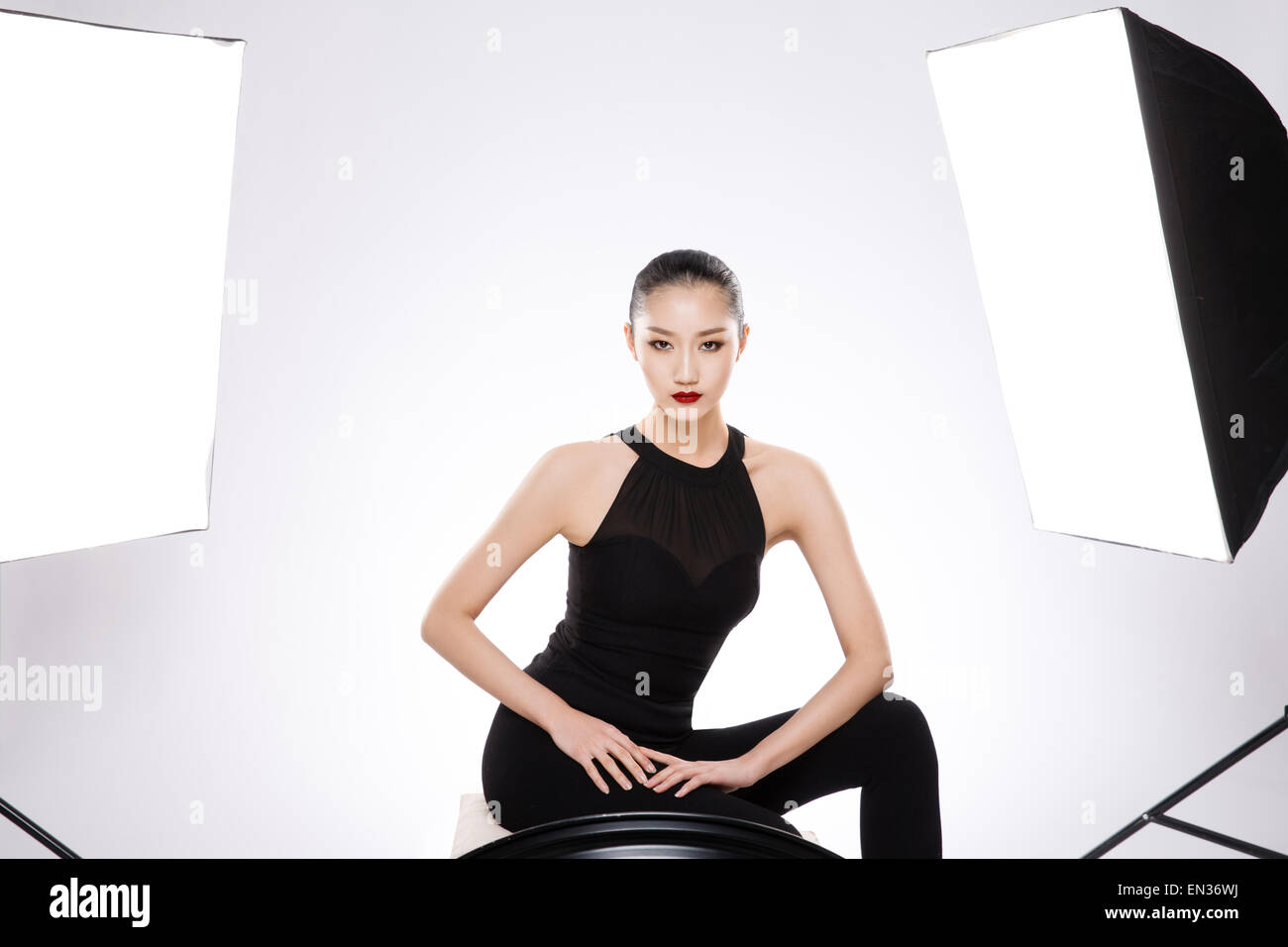 The young woman to take photos in the studio Stock Photo - Alamy