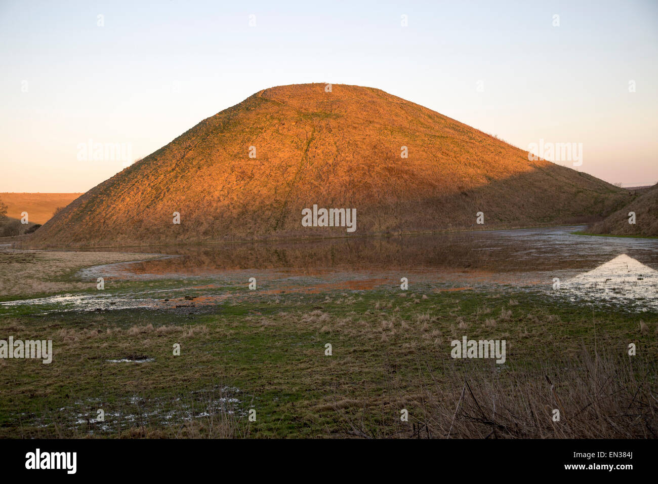 Largest prehistoric structure in Europe Silbury Hill mound, Wiltshire ...
