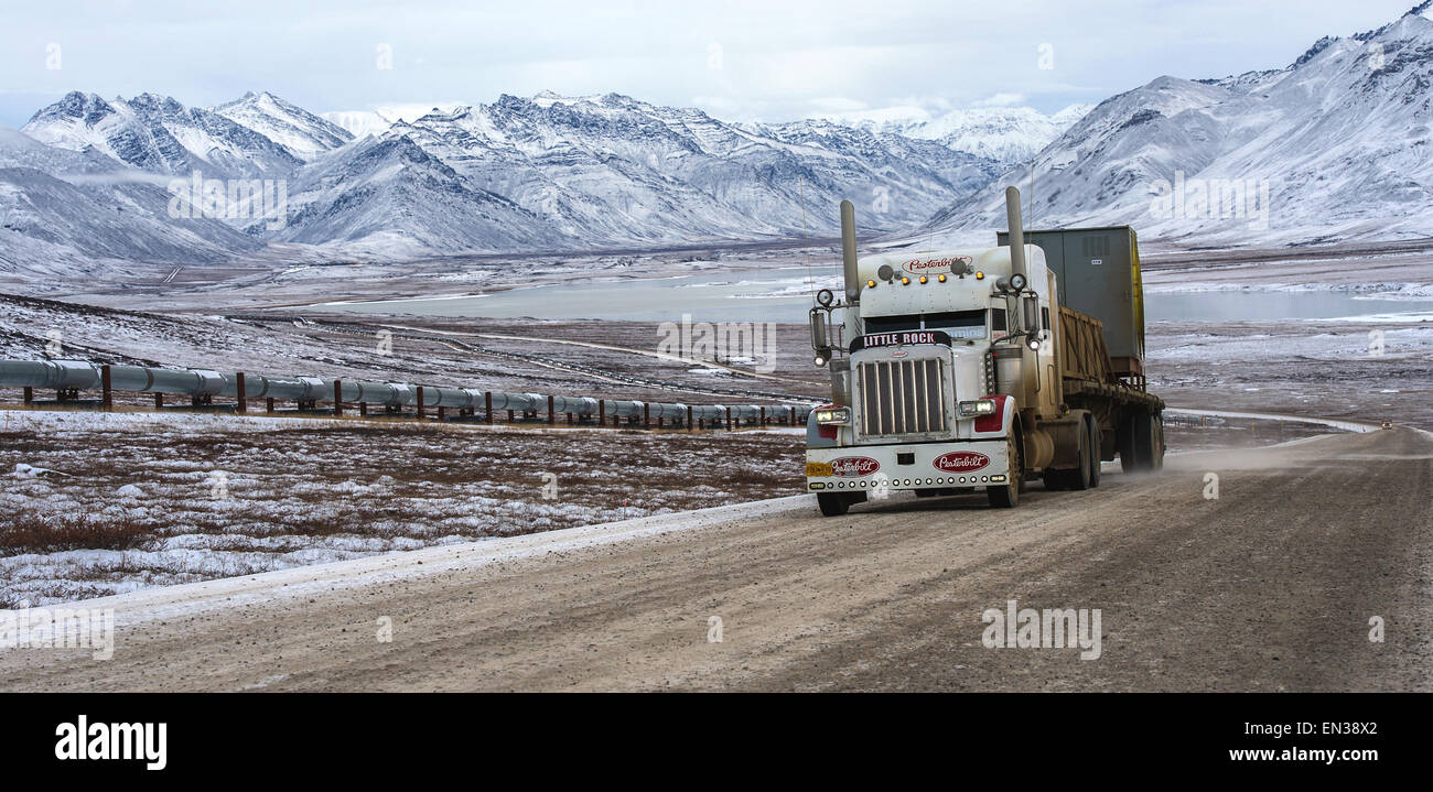 Dalton Highway, Trans-Alaska Pipeline System TAPS on the left, Brooks ...