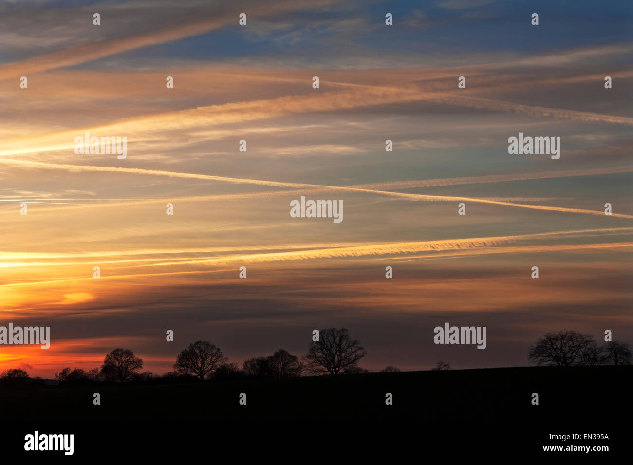 Contrails silhouette hi-res stock photography and images - Alamy