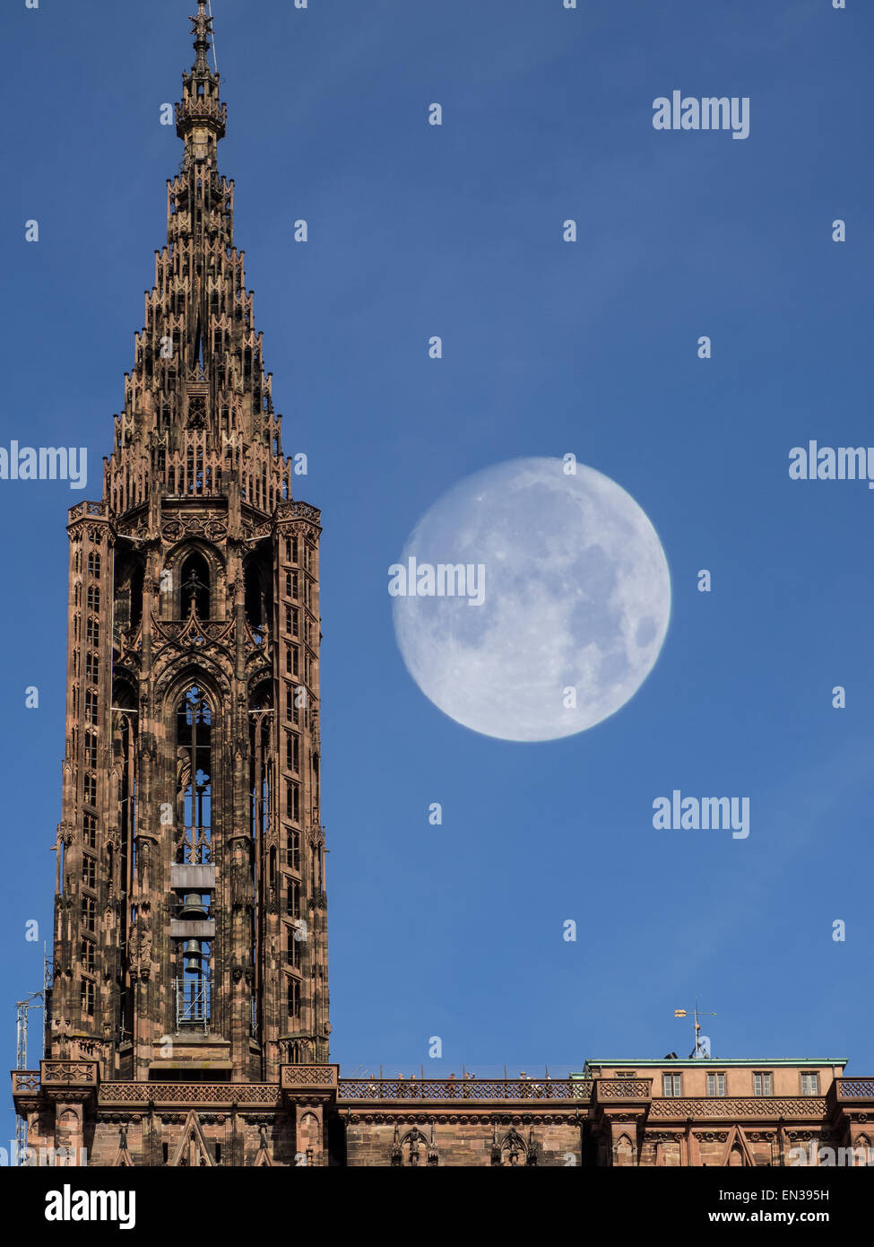 Strasbourg Cathedral, tower with full moon, Strasbourg, France Stock ...
