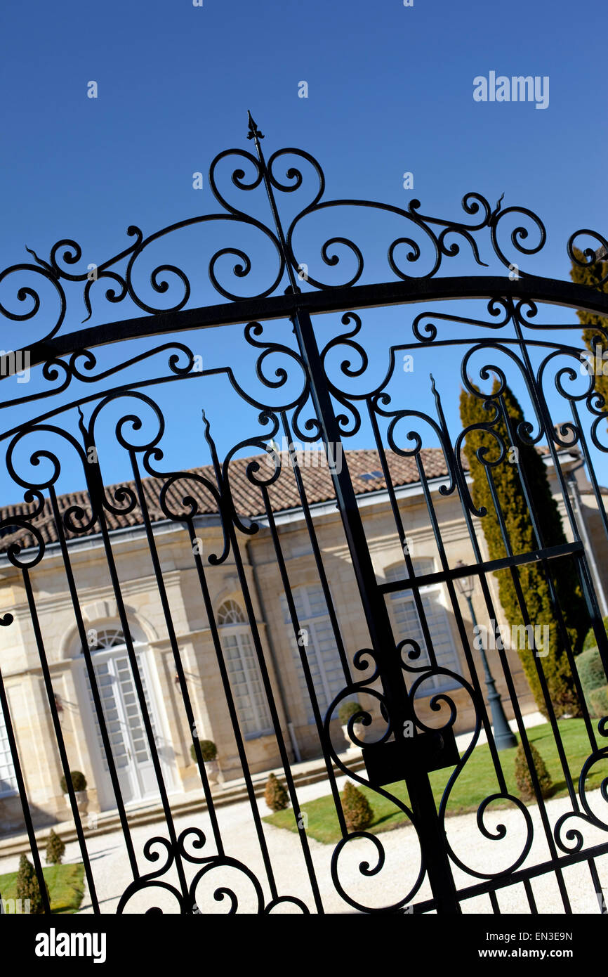 Wrought iron gate to the palace garden hi-res stock photography and ...