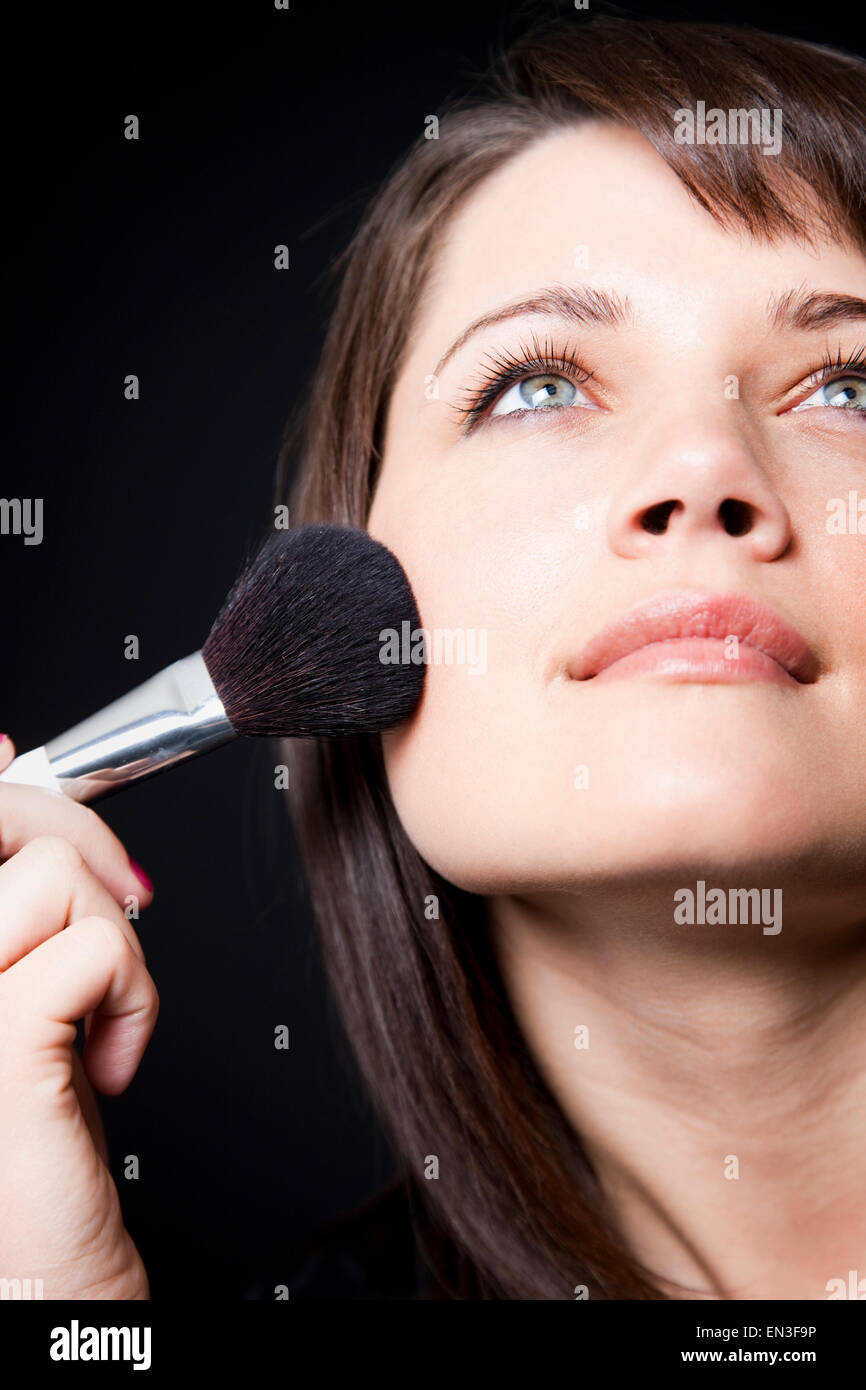 Young woman powdering face Stock Photo - Alamy