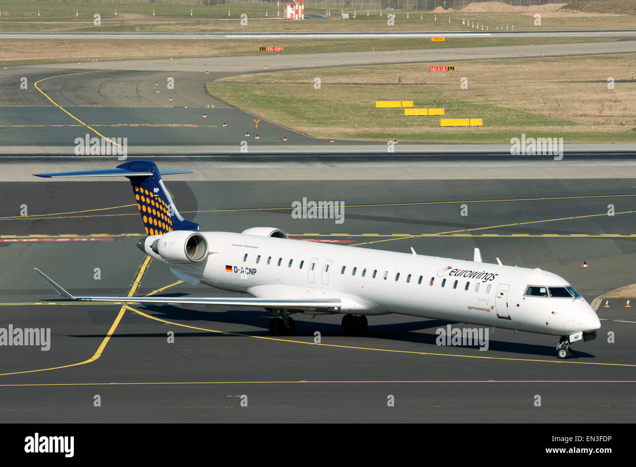 Bombardier crj900 hi-res stock photography and images - Alamy