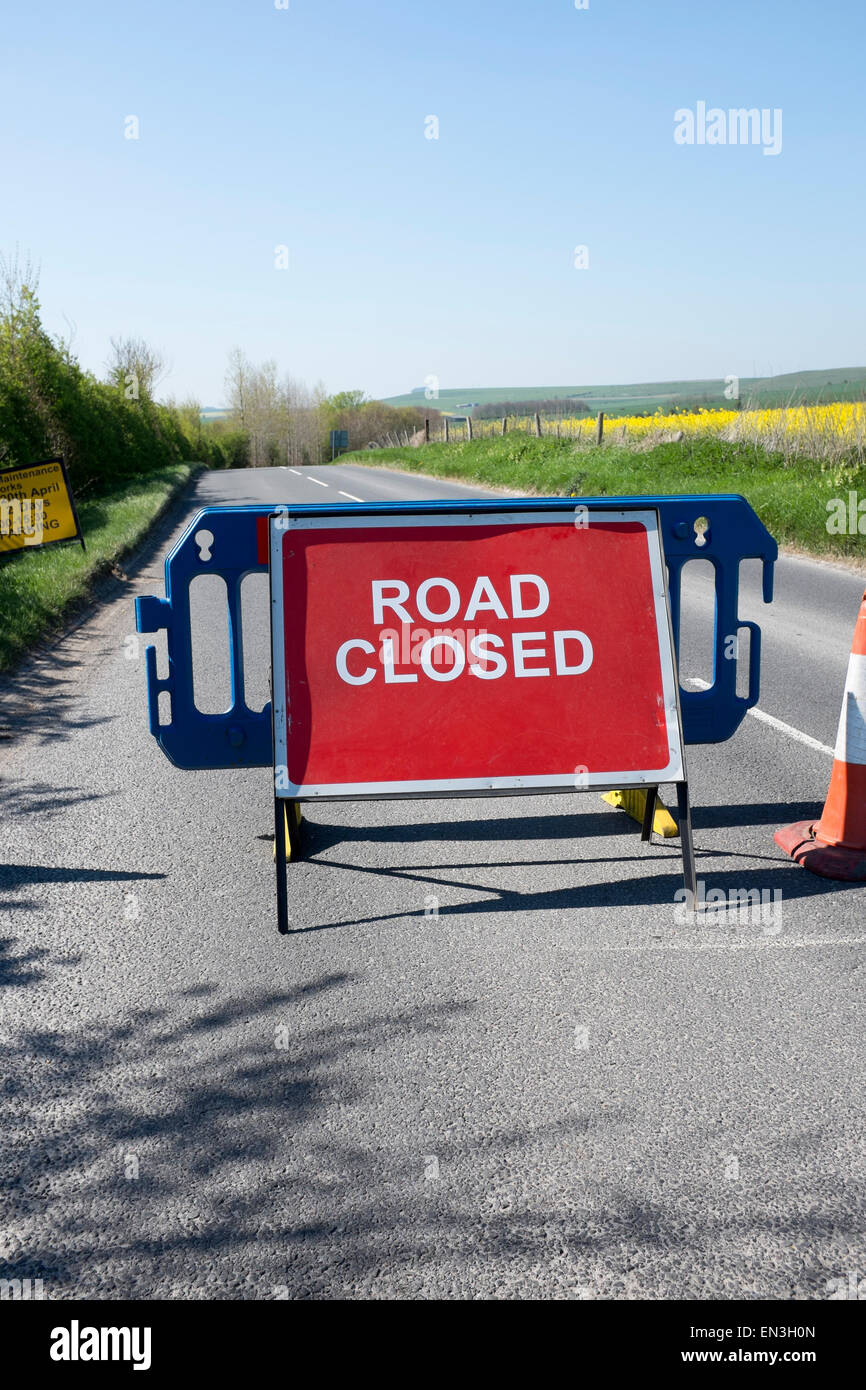 Road closed sign hi-res stock photography and images - Alamy