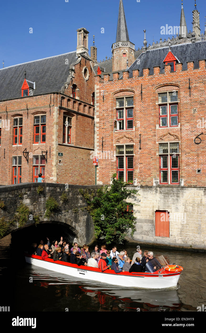 Bruges tourists boats hi-res stock photography and images - Alamy