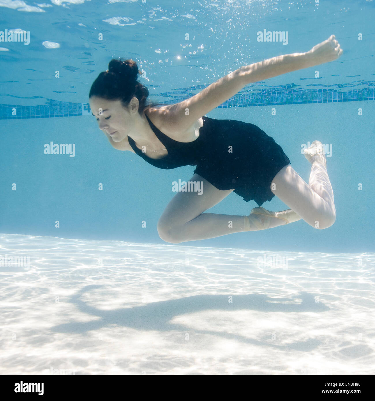 Female ballet dancer underwater hi-res stock photography and images - Alamy