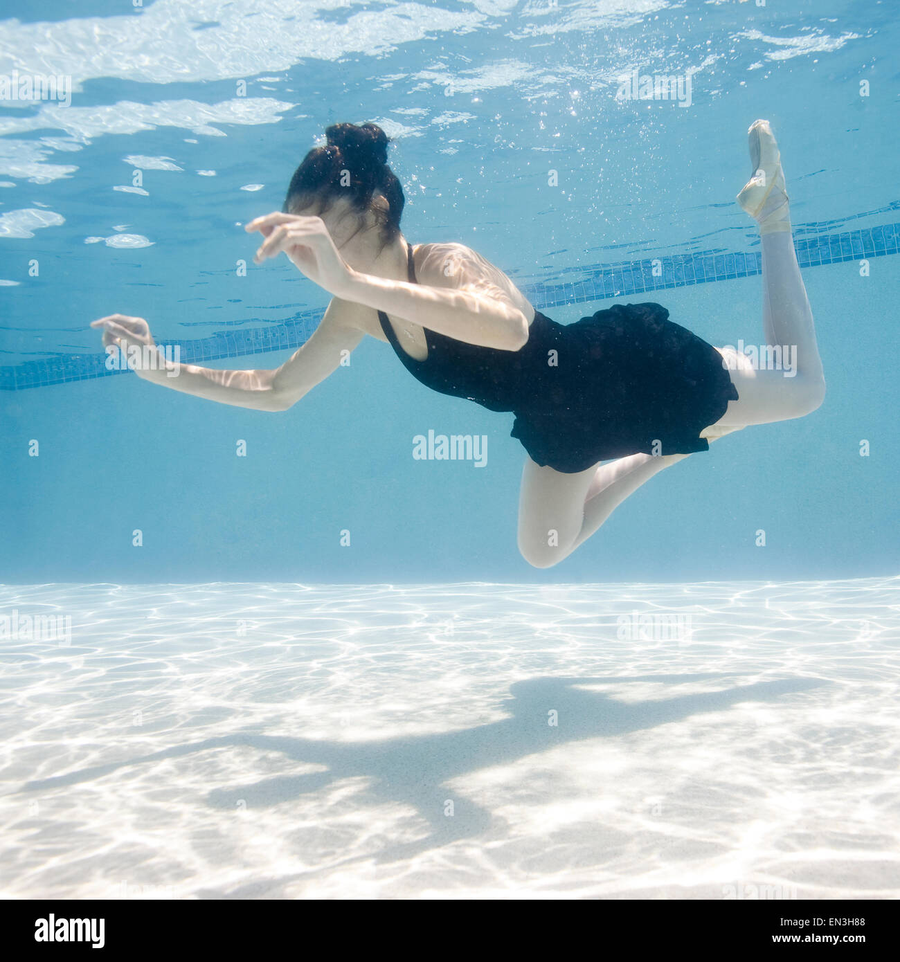 Female ballet dancer underwater hi-res stock photography and images - Alamy