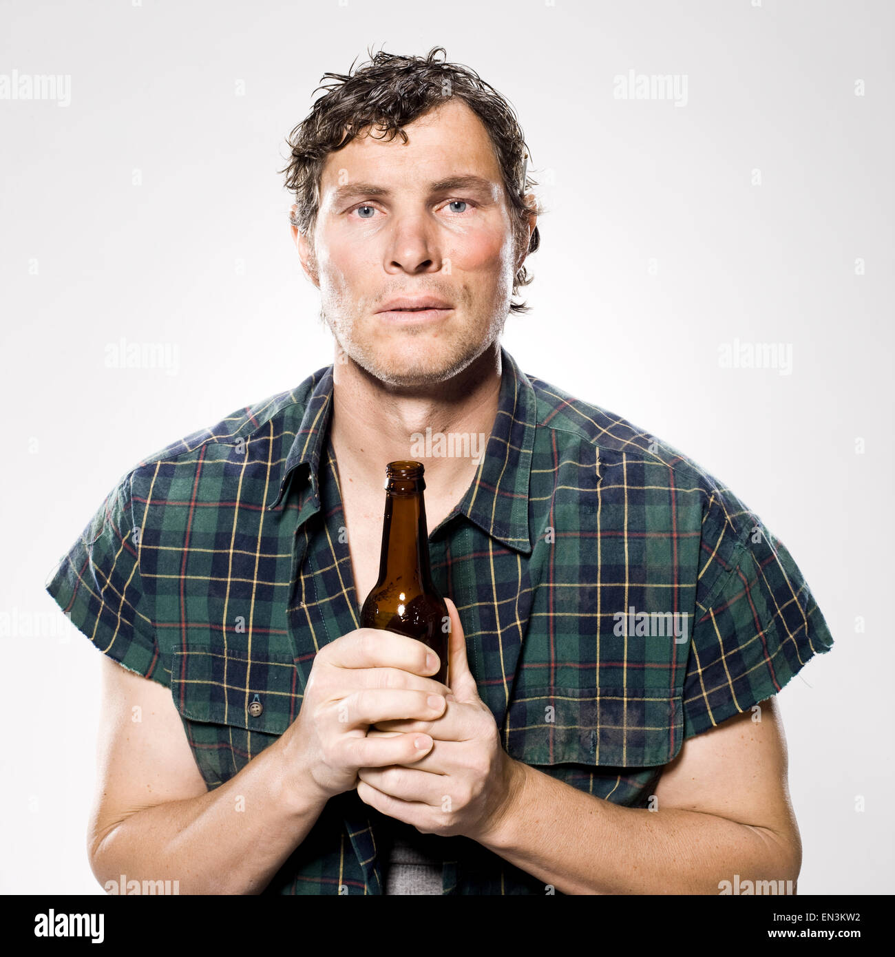 homeless man holding a beer bottle Stock Photo - Alamy