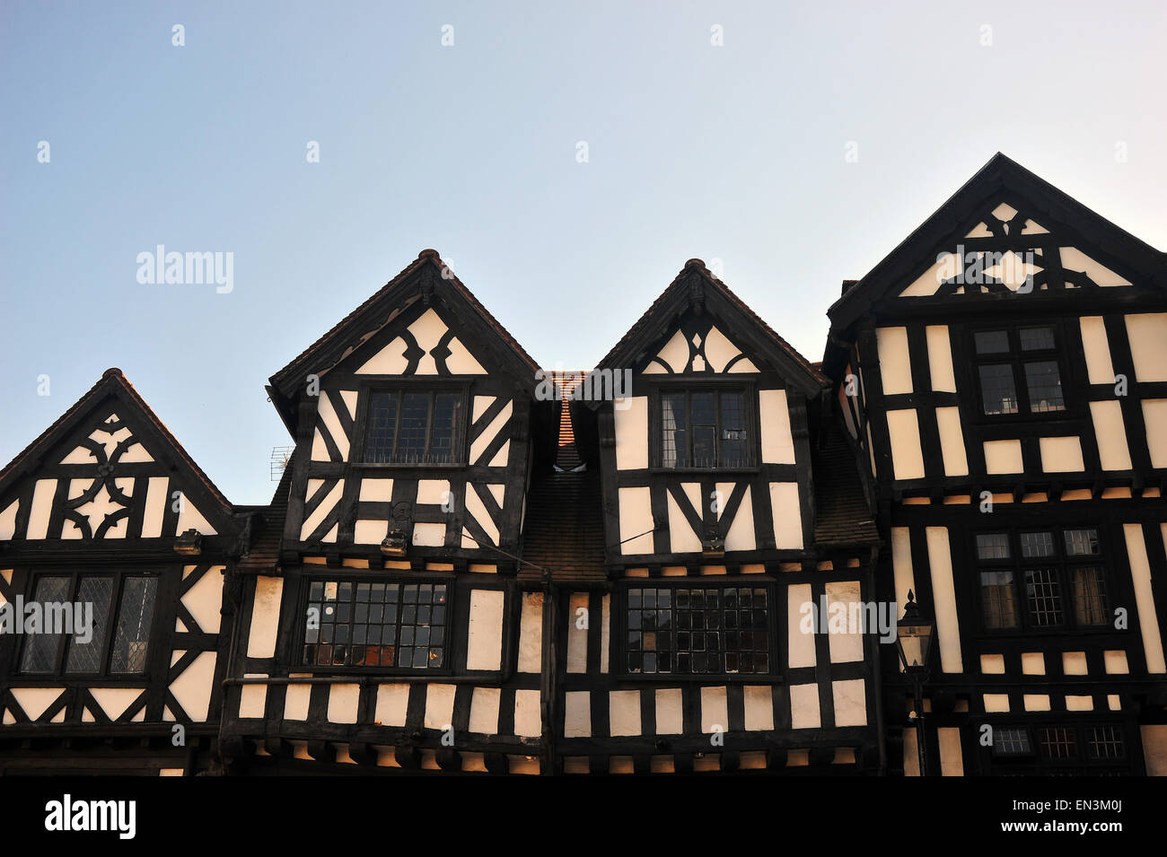 A row of Tudor buildings in the historic market town of Ludlow Stock ...