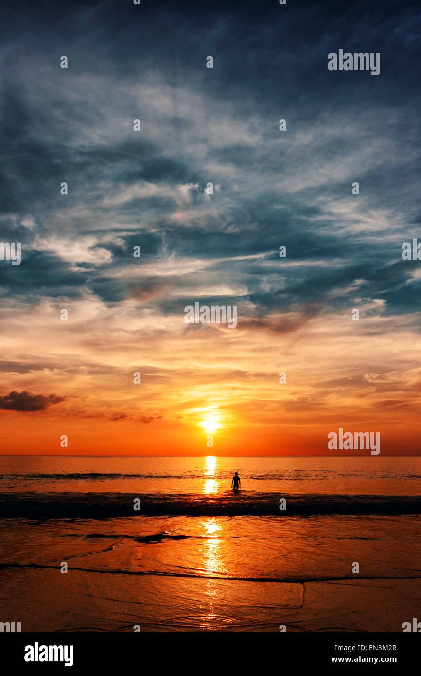 Epic sunset at the ocean. Sky and waterline Stock Photo - Alamy