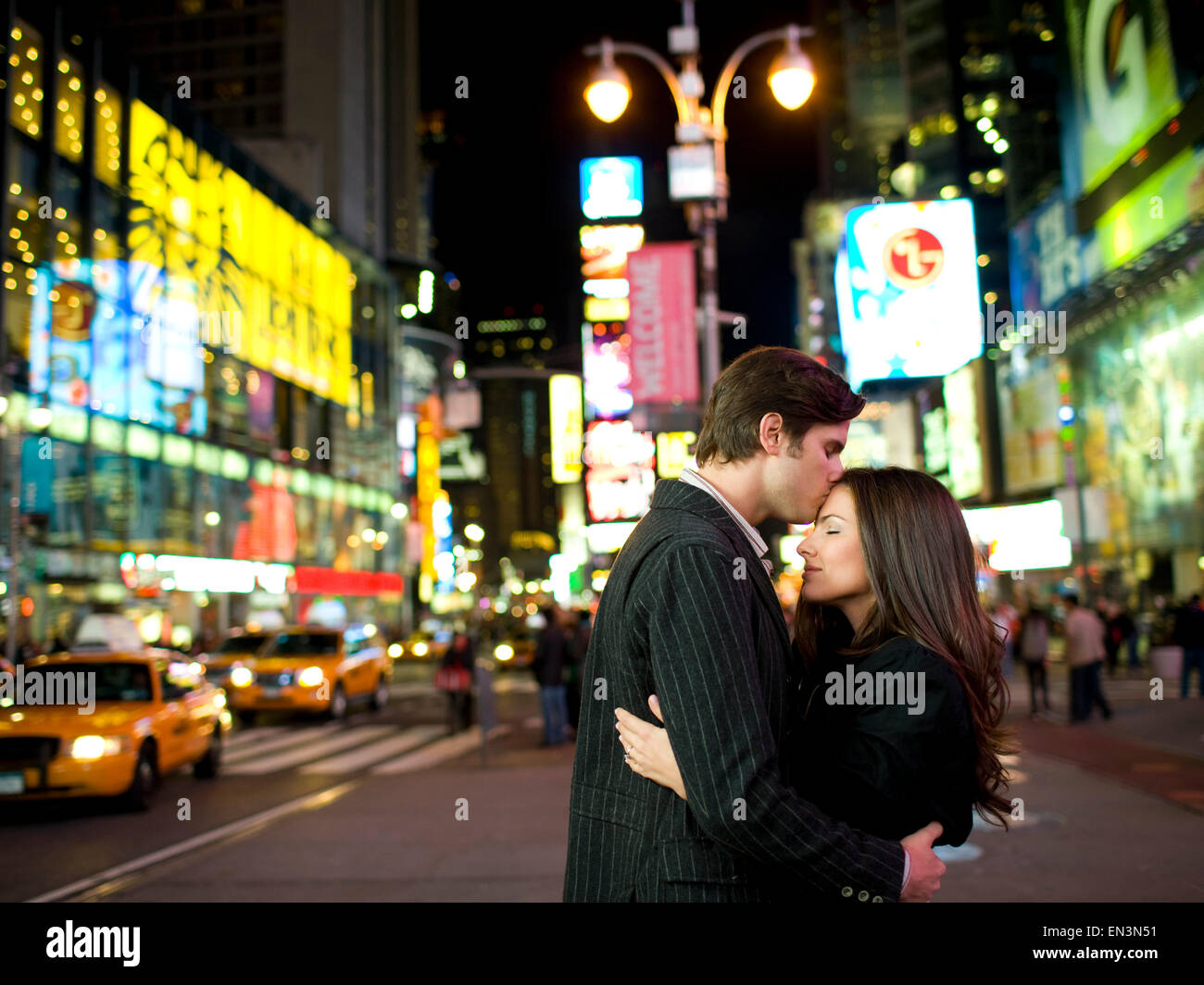 Manhattan times square couple hi-res stock photography and images - Alamy