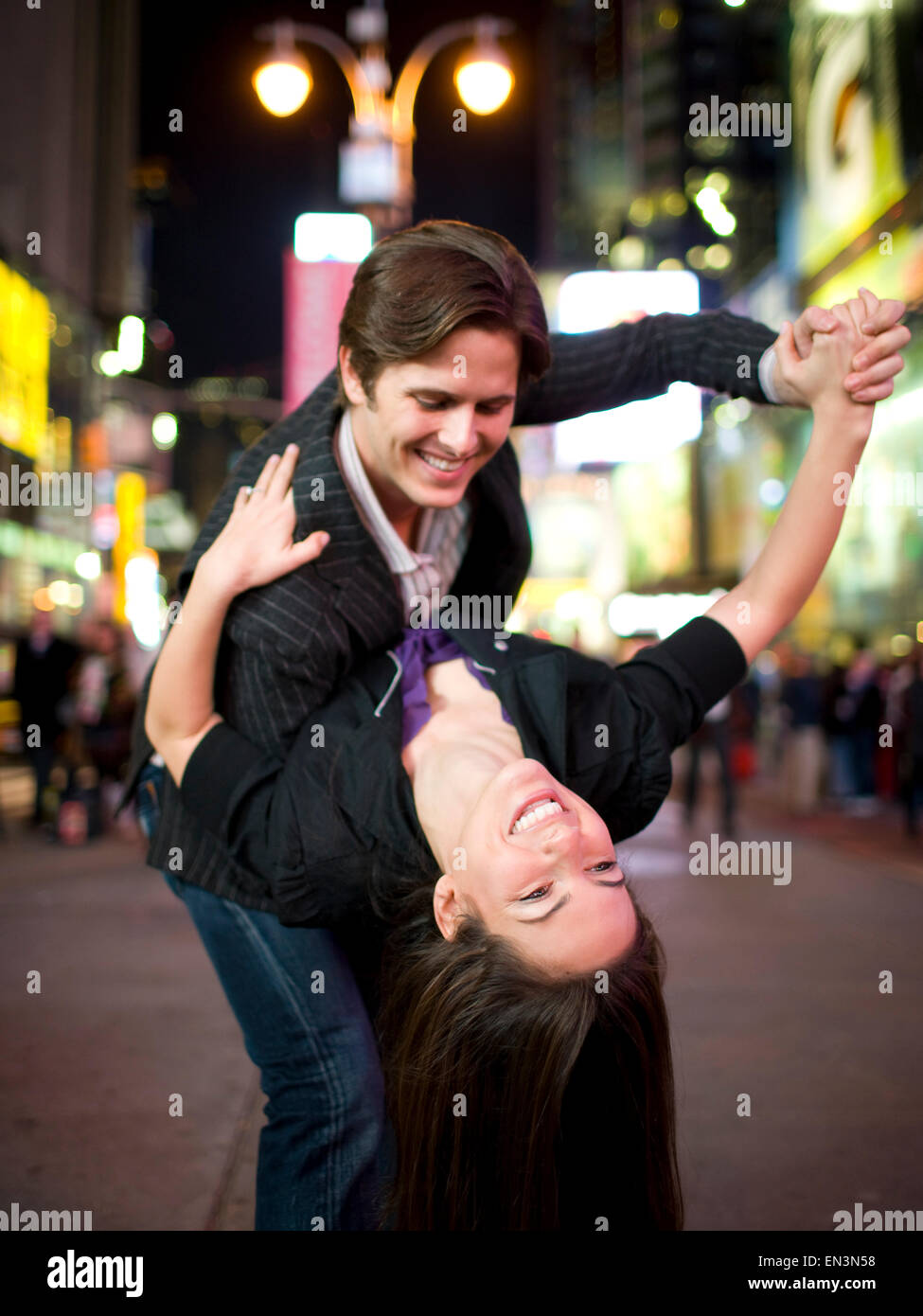 Manhattan times square couple hi-res stock photography and images - Alamy