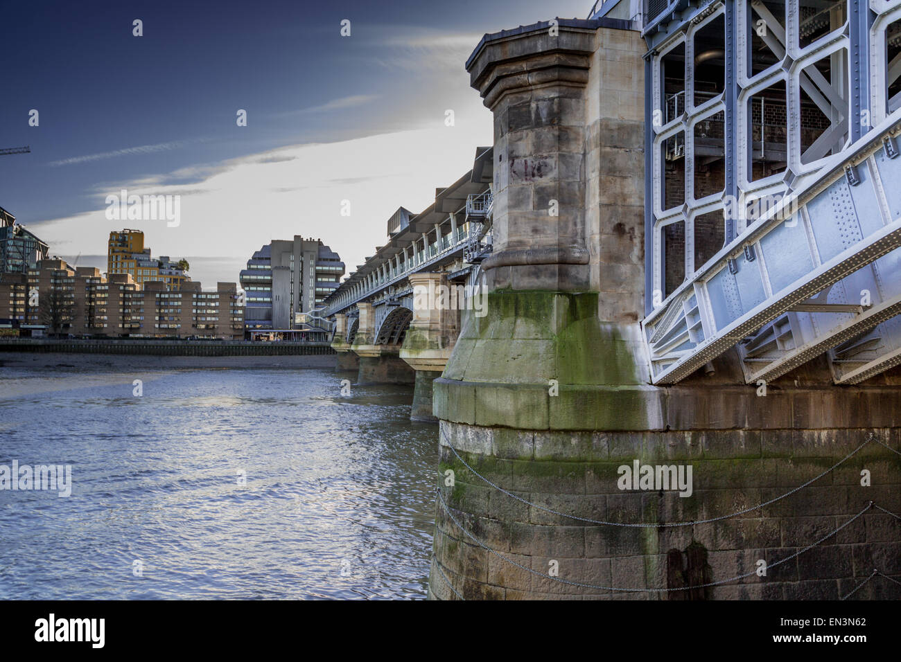 Train london bridge station hi-res stock photography and images - Alamy
