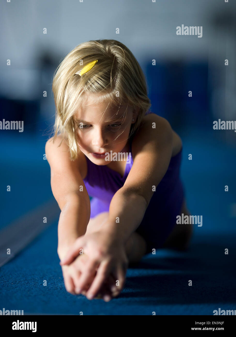 USA, Utah, Orem, girl gymnast (8-9) performing splits Stock Photo - Alamy