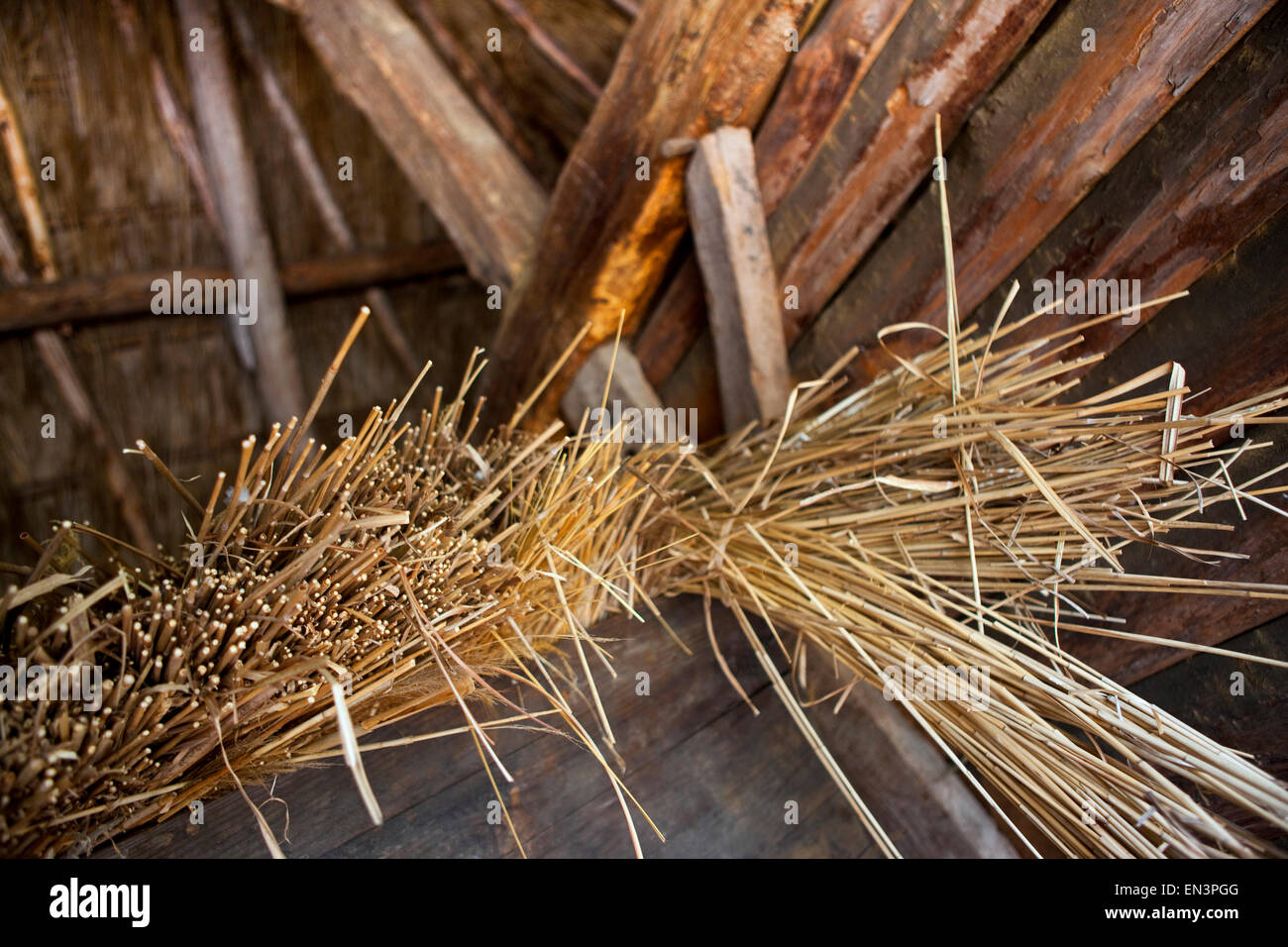 Straw barn hi-res stock photography and images - Alamy
