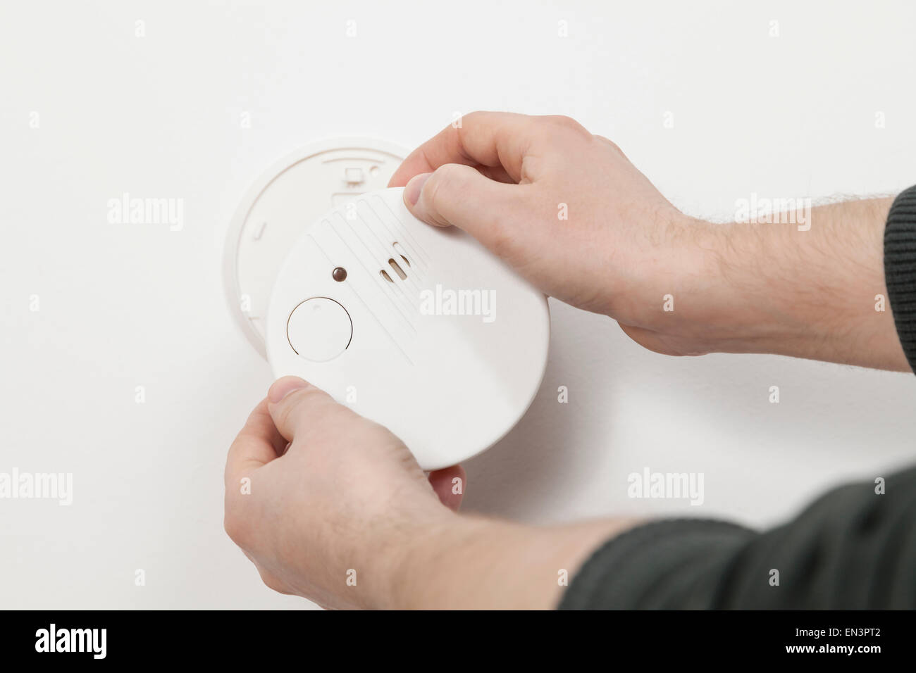 Mounting a smoke detector Stock Photo - Alamy