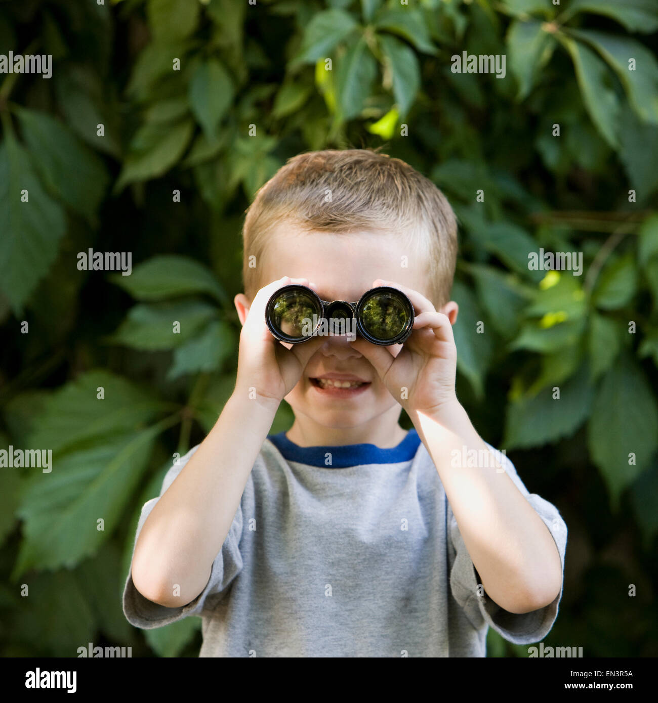 little boy looking through binoculars Stock Photo - Alamy