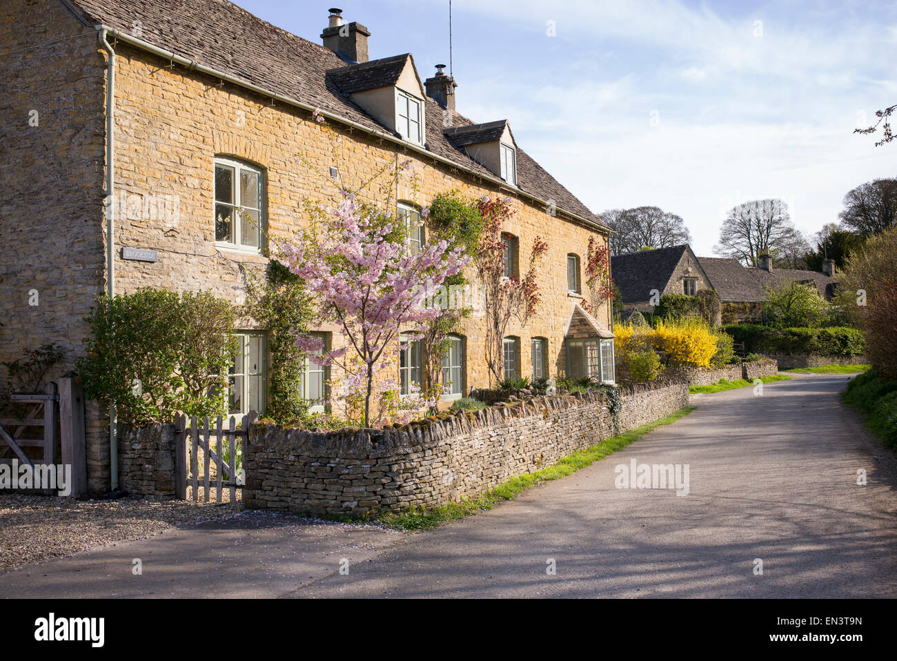 Country cottage in Upper Slaughter in spring. Cotswolds ...