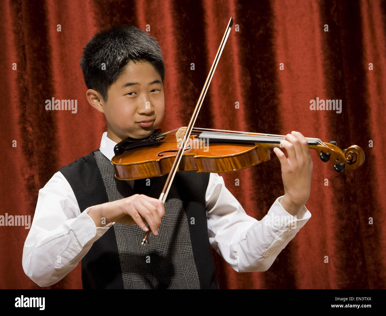 Boy playing violin hi-res stock photography and images - Alamy