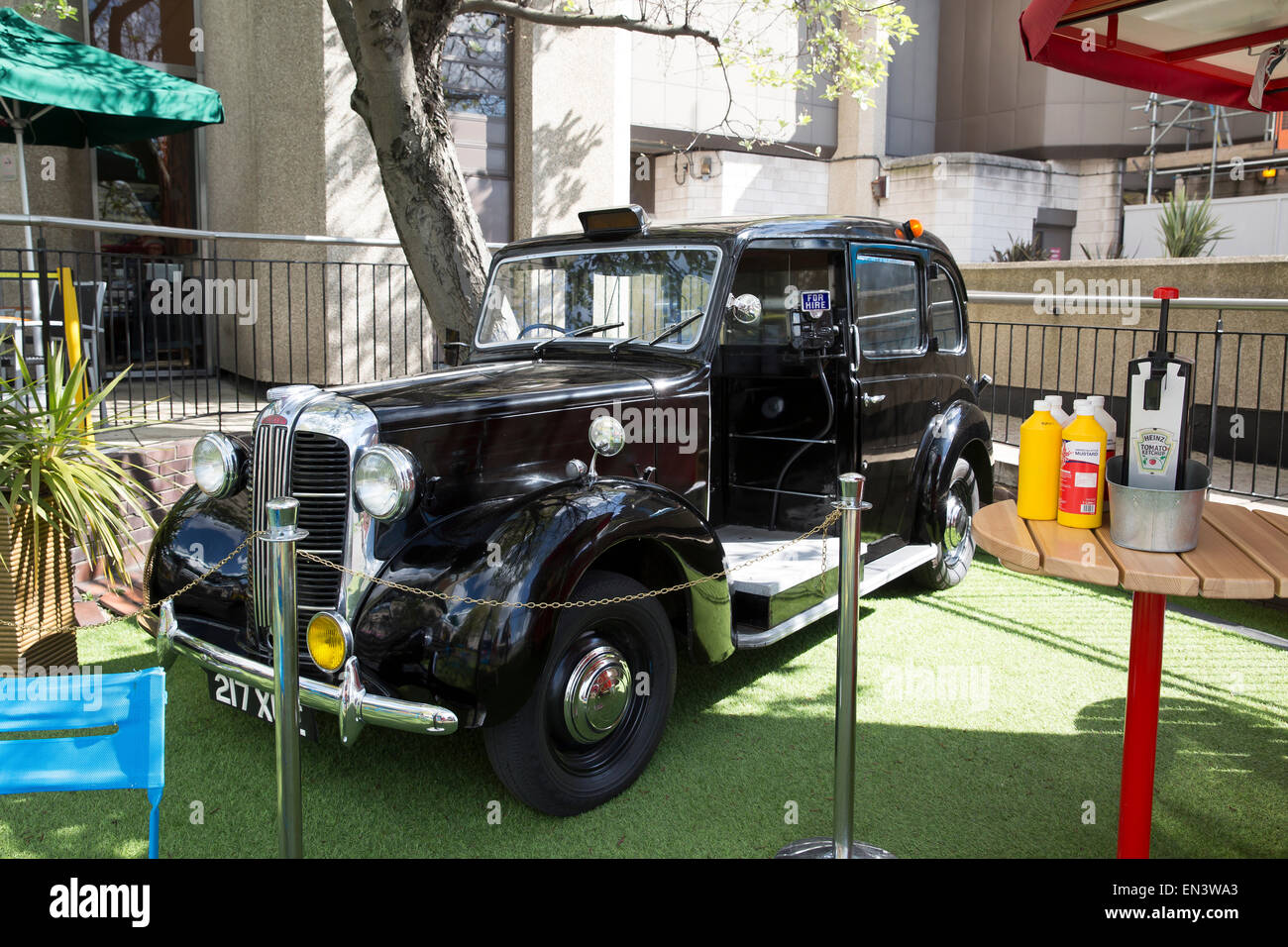An old London Taxi in London Stock Photo - Alamy