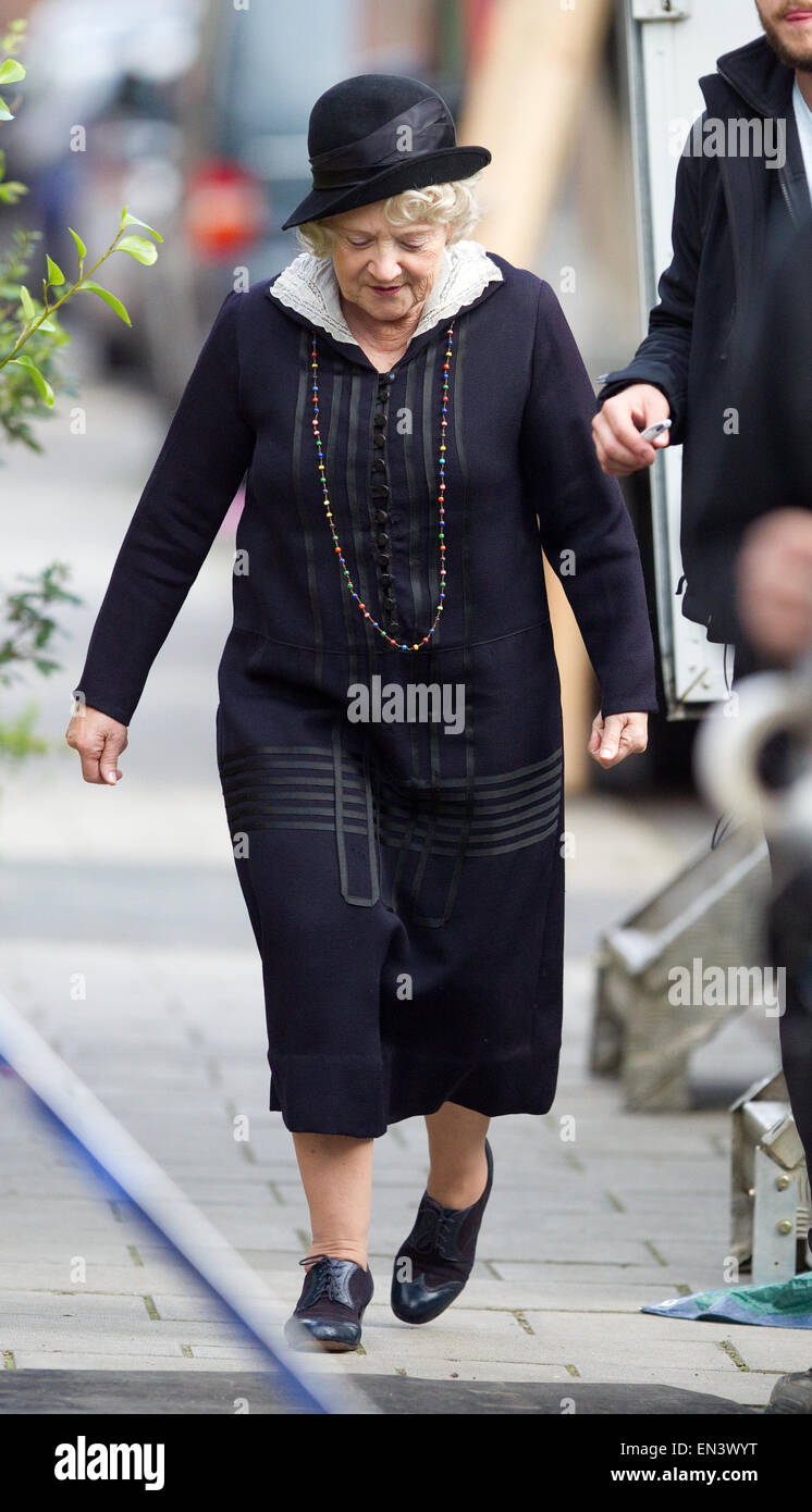 Toby Jones, Annette Crosbie, Alison Steadman and Julia Foster on set of ...