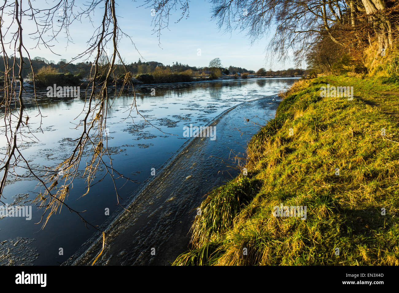 River aberdeen riverbank hi-res stock photography and images - Alamy