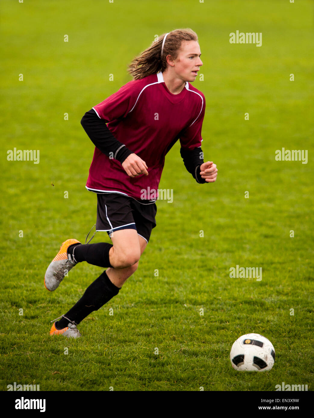 Running soccer player hi-res stock photography and images - Alamy
