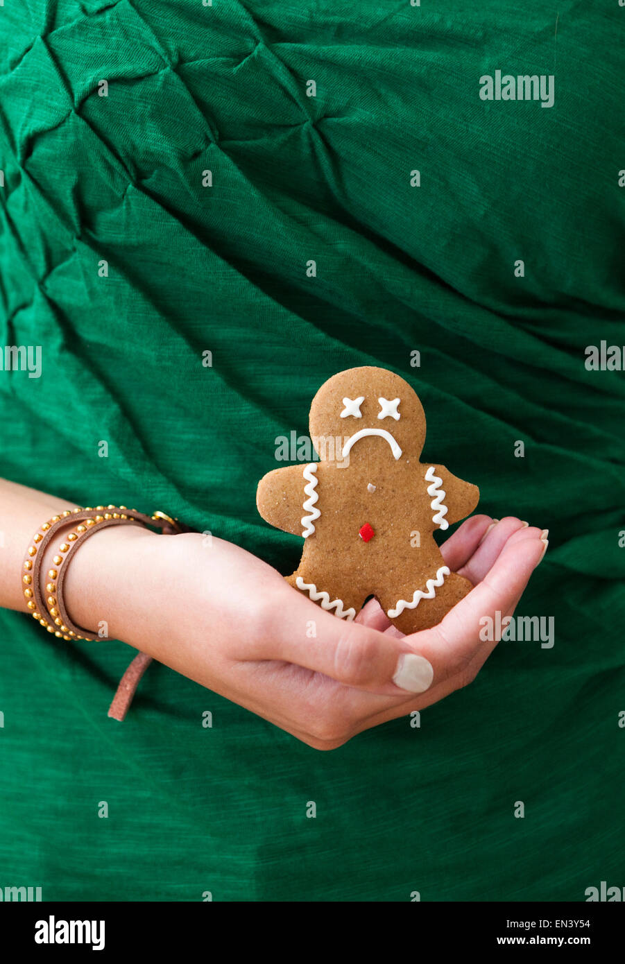 Woman's hand holding sad gingerbread man Stock Photo - Alamy