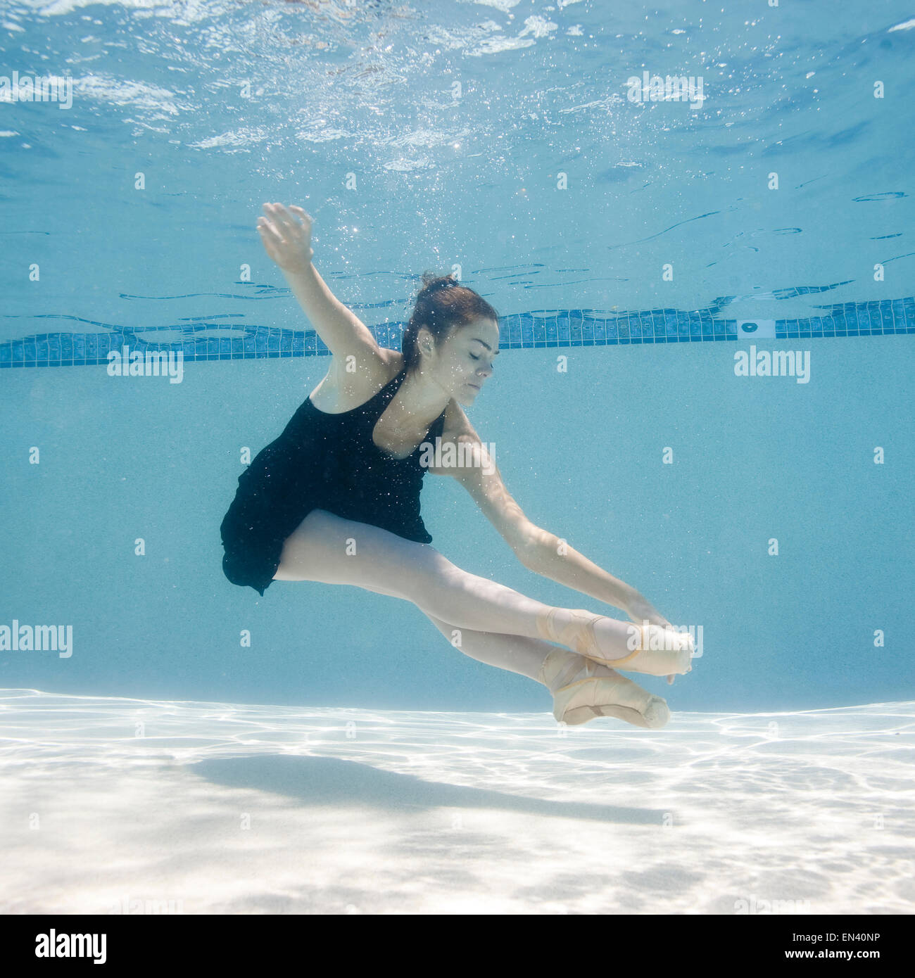 Female ballet dancer underwater hi-res stock photography and images - Alamy