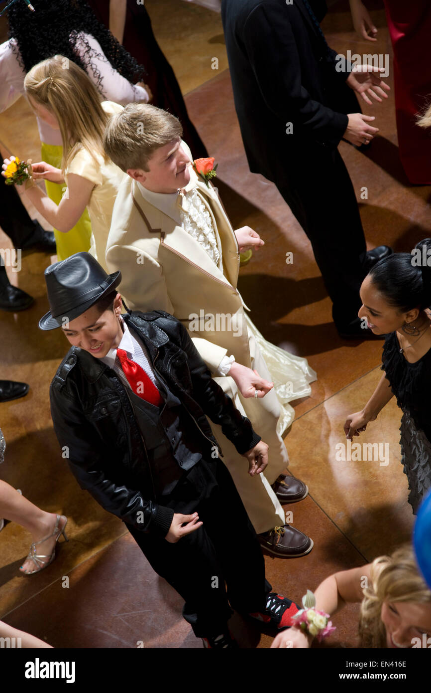 High school prom dancing hi-res stock photography and images - Alamy