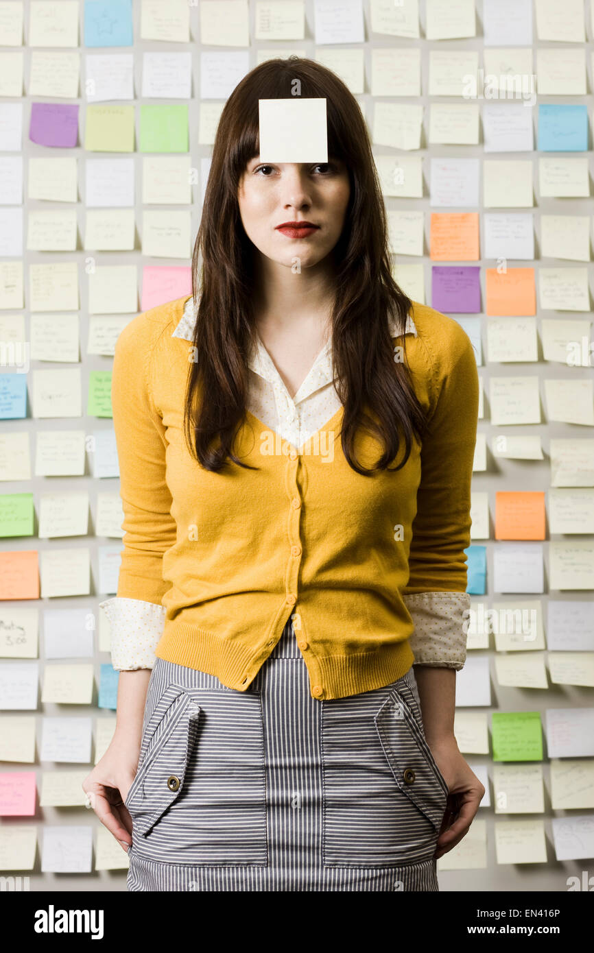 woman with a post it note on her forehead Stock Photo - Alamy