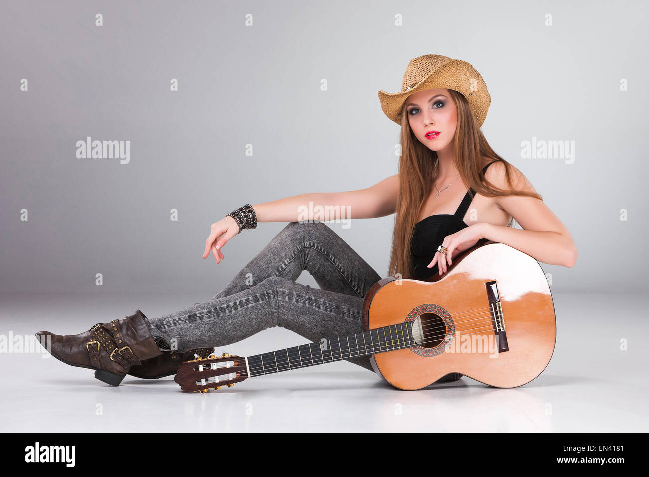 Female country music singer hat hi-res stock photography and images - Alamy